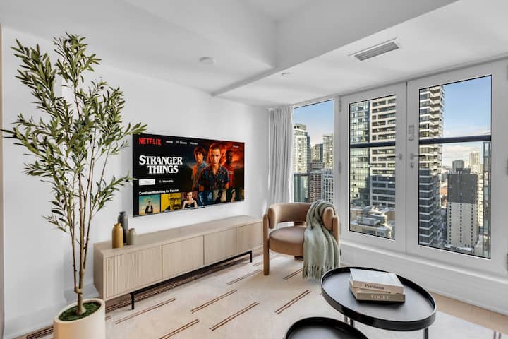 Skyline Views, Pool, Sauna And Gym, 2-min Subway - Toronto