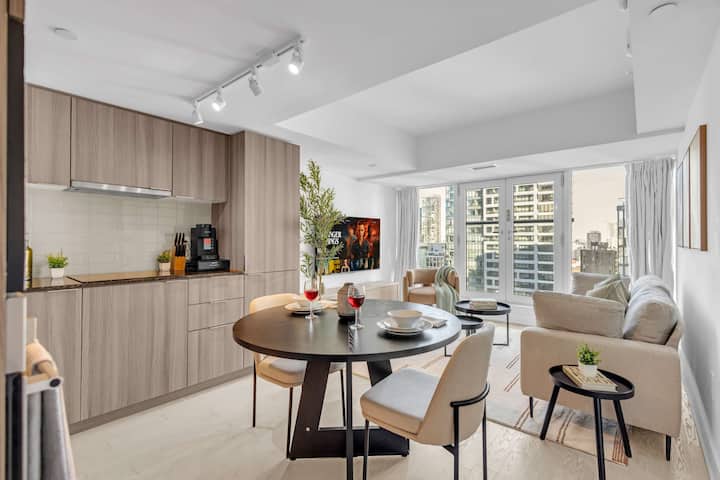 Bay St Condo: Skyline Views, Pool & Gym Access - Toronto