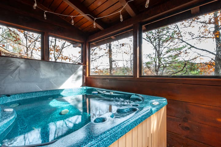 *Cozy 4bd Lodge Near Town! Hot Tub + Games!* - Pigeon Forge, TN