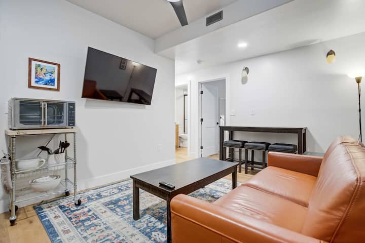Hacienda Chiquita! Walk Downtown | Modern Basement - Buena Vista