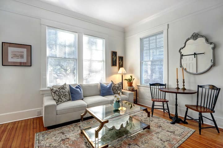 Charming 2br/1ba In A Restored 1920s Savannah Home - Savannah, GA