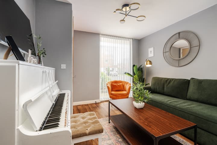 Huge 4br City Escape - Etihad - Coop -Free Parking - Manchester