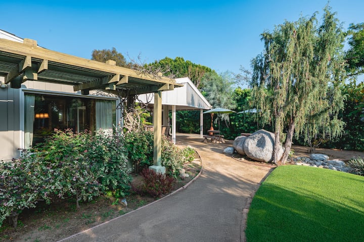 Bright Family Getaway Large Backyard Oasis & Patio - Tustin, CA