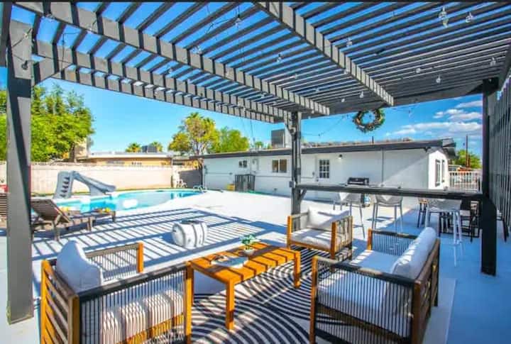 Radiant Pool Retreat: 4br Nlv Getaway - North Las Vegas, NV