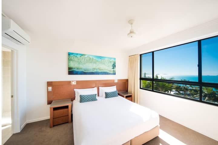 Stunning Seaview Apartment With Jacuzzi - Airlie Beach