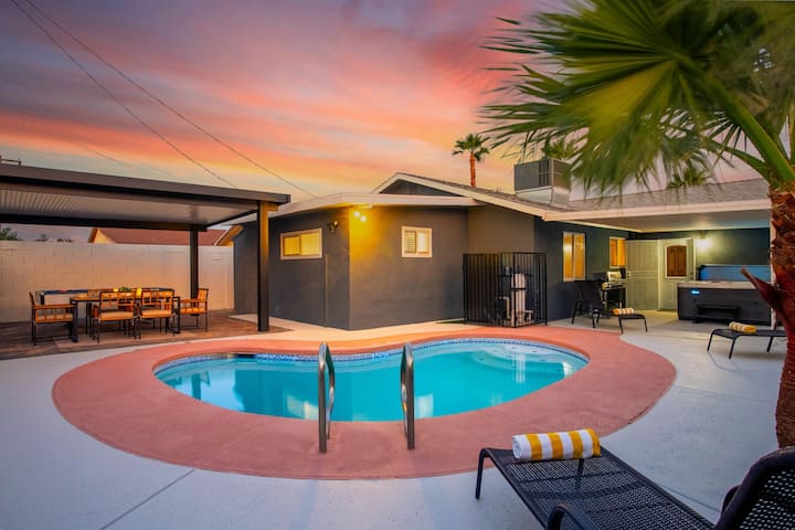 Modern 5br Haven W/ Pool, Hot Tub, & Pool Table! - North Las Vegas, NV