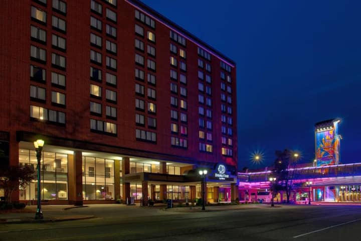 Downtown Stay + Free Airport Shuttle & Pool - Lansing, MI