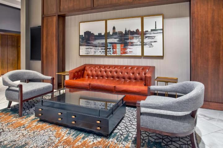 Near Lansing Center + Free Airport Shuttle & Pool - Lansing, MI