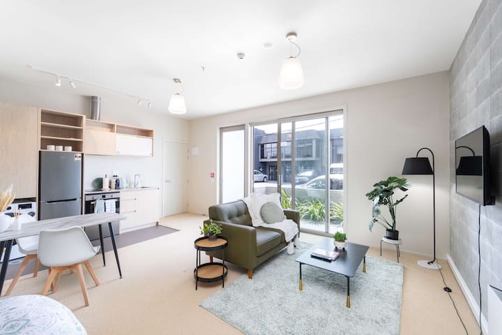 Petone Two Bedroom Apartment With Private Balcony - Wellington