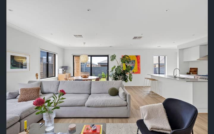 Waves + Moore; Sleeping 8, Aircon, Geelong, - Geelong