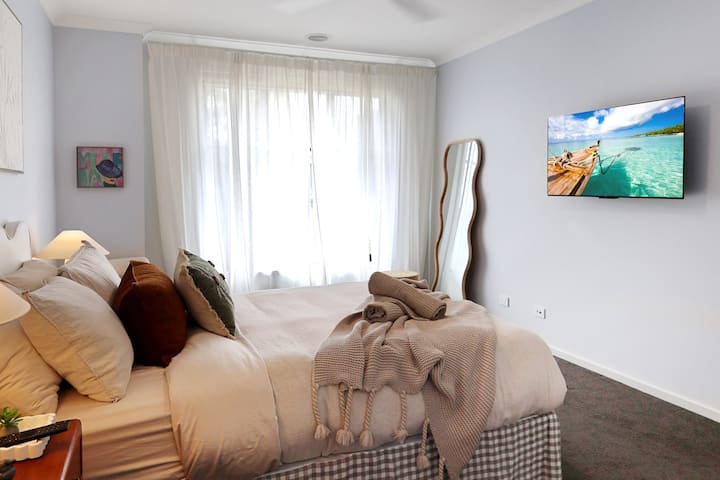 Waves + Moore; Sleeping 8, Aircon, Geelong, - Geelong