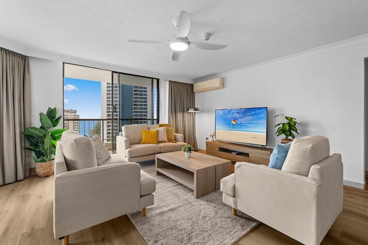 Panoramic Ocean & Skyline Views | Free Parking - Broadbeach