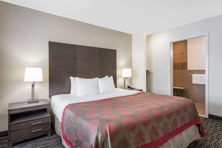 Ramada Monterey | 1 Queen Bed | Near The Beach - Monterey, CA