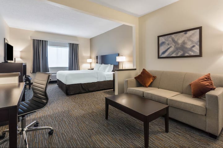 Wingate Gurnee | Deluxe King Room | Spacious - Waukegan, IL