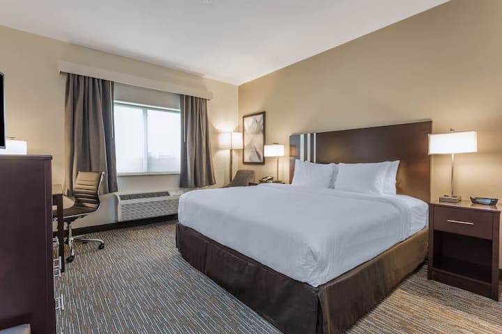 Wingate Gurnee | King Bed | Near Six Flags - Waukegan, IL