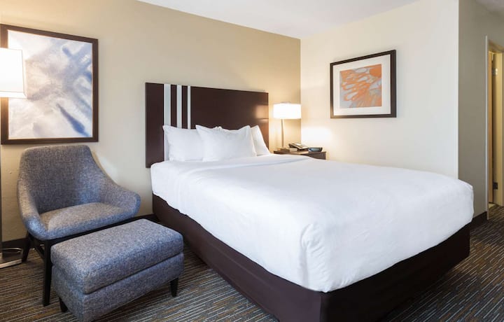 Wingate Gurnee | Queen Room By Gurnee Mills - Waukegan, IL