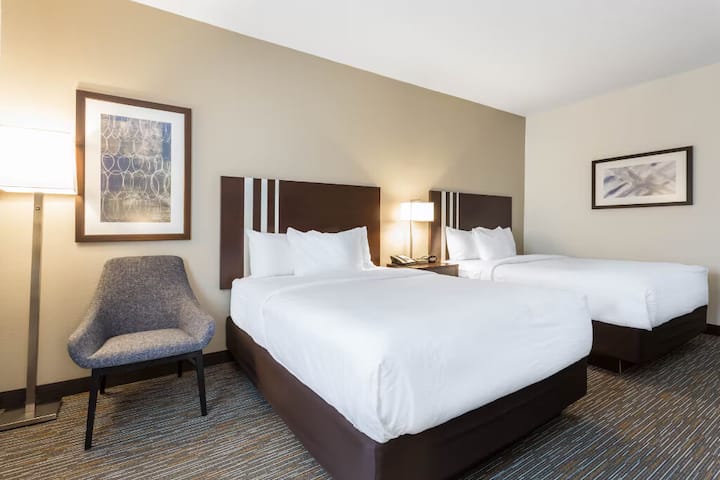 Wingate Gurnee | 2 Queen Beds | Visit Six Flags - Waukegan, IL