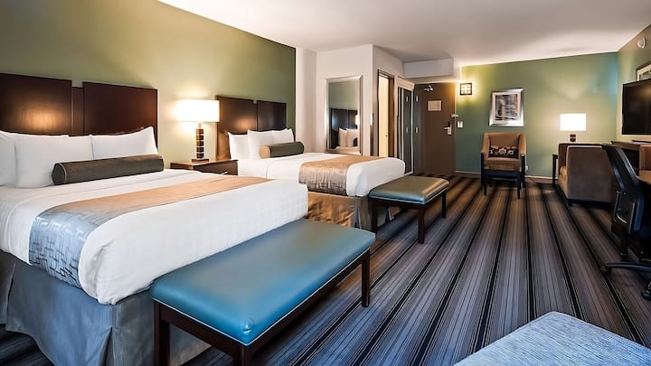 4 Comfortable Units W/ Pool & Fitness Center! - Chicago