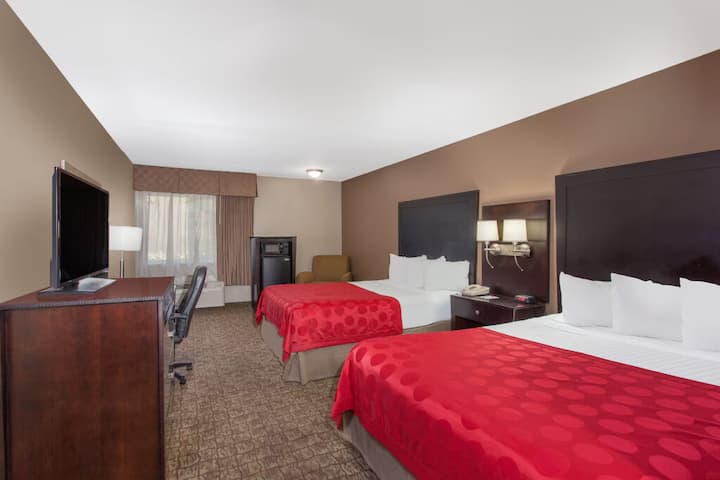 2 Queen Room | Ramada Fresno North | Free Parking - Fresno, CA