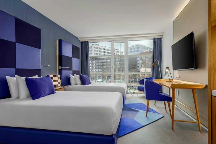 Twin Room At Room Mate Aitana Hotel With Bathtub - Ámsterdam