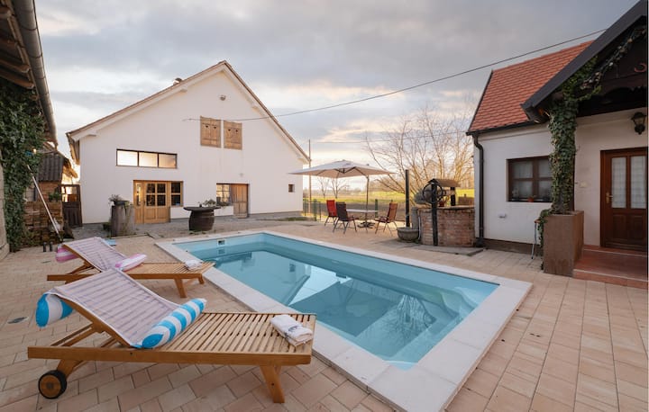 Awesome Home In Martinska Ves - Sisak