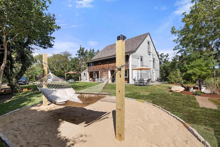 Sprawling Home, Hot Tub, Walk To Main St! - Massachusetts