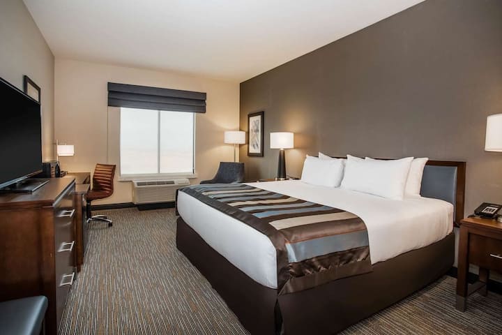 Wingate Chantilly | King Bed | Near Dulles - Reston, VA