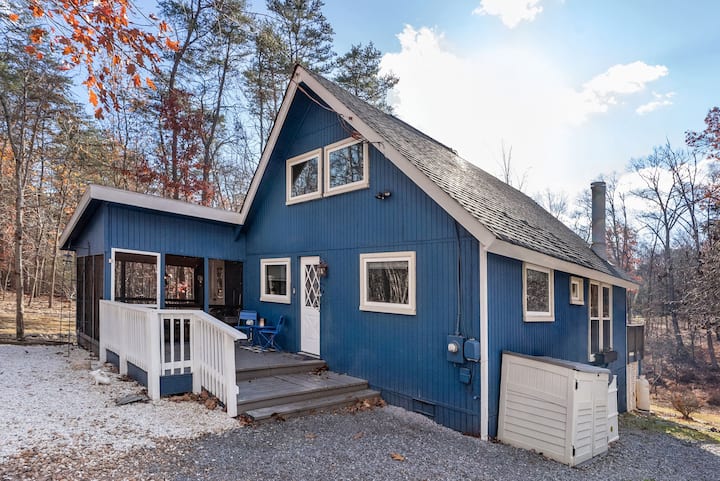 Dog-friendly Chalet In The Woods Resort W/ Fire Pi - West Virginia