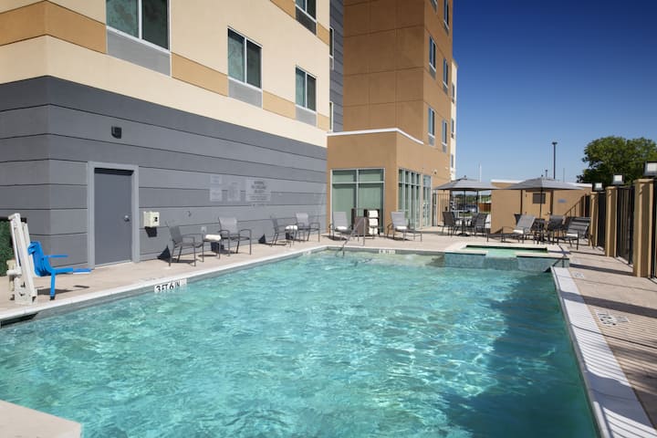 New Hotel + Free Breakfast & Pool - Dallas, TX