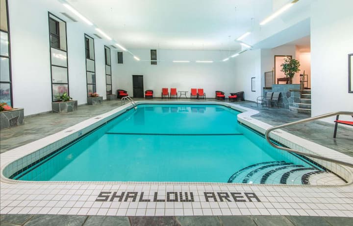 Queen Bed | Ramada Plaza | Near Canada One - Niagara Falls