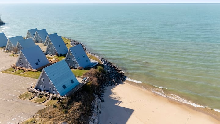 Leila’s Chalet Lakeview W/ Resort Amenities+beach - Stevensville, MI