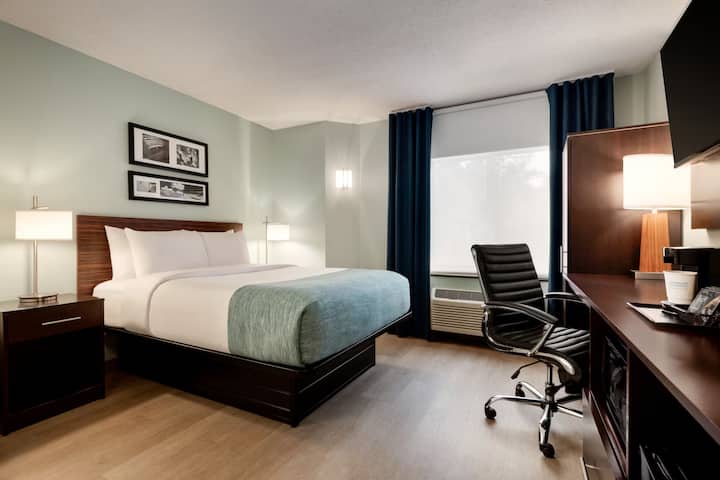 Queen Bed | Wingate Salisbury | Near Universities - Salisbury, MD