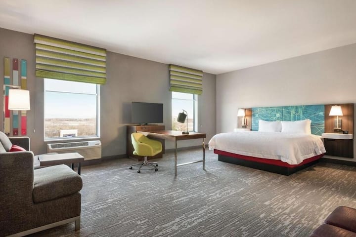 Relaxing Room By Highway 610 – Onsite Pool! - Maple Grove, MN