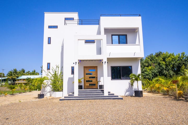Emerald Blue Villa - Modern 2br W/ Rooftop & Pool - Placencia