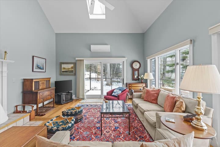 Spectacular Mountain-view Townhouse / Near Slopes - Waterbury Village Historic District