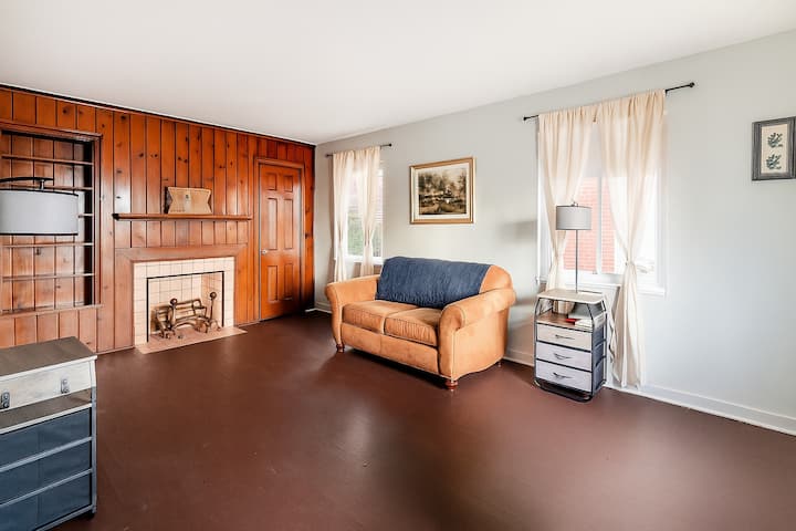 Pittsburgh 3br House • Tv • Ac • Parking - Monroeville, PA