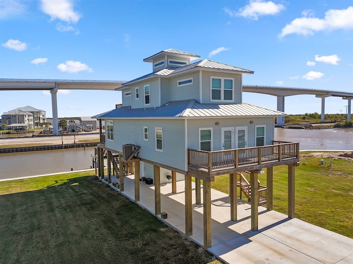 Modern Matagorda Getaway – 4 King Bedrooms, Canal - Matagorda, TX