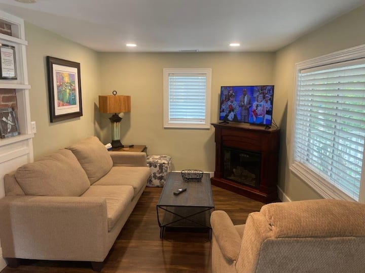 Kanon’s Kottage | Downtown Retreat Near Rmnp - Loveland, CO