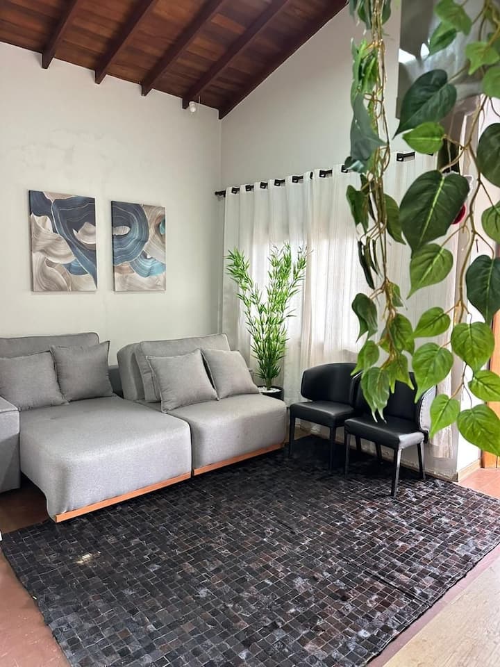 Casa Com 2 Vagas, Ar Condicionado Perto Da Fapi - Ourinhos