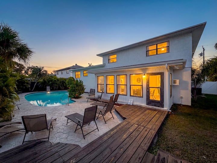 Pool | Outdoor Dining | Near Beach - Indian Rocks Beach, FL