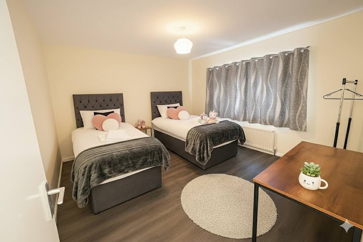 Spacious 4bed Contractor House Free Parking - Maidenhead