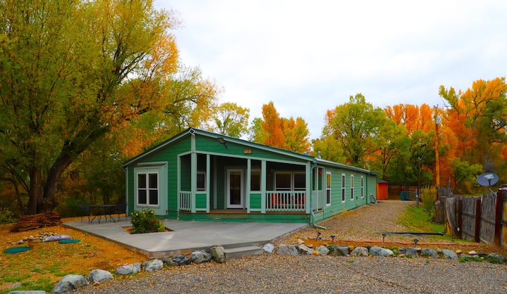 Casa Del Río Encantado – Riverside Home W/ Hot Tub - Taos, NM