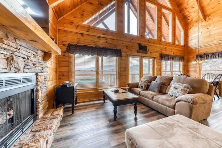 Dog Friendly Cabin, Sleeps 4, Gorgeous View, Hot T - Pigeon Forge, TN