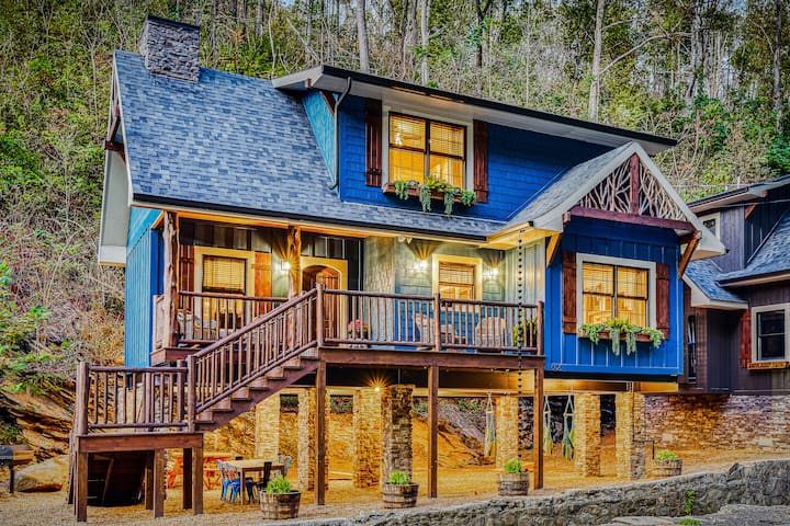 Luxury Creekside Chalet W/ Free Attraction Tickets - Gatlinburg, TN