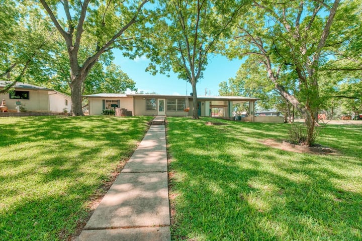 Spacious Lake Lbj Covefront Home + Boat Lift - Kingsland, TX