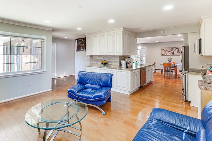 5 Mi To Lake Accotink Park: Modern Home W/ Yard - Fairfax, VA