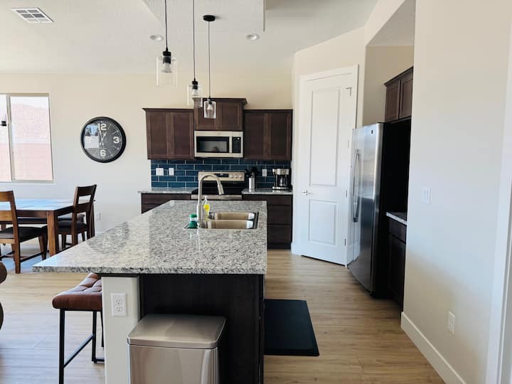 Val Vista Hideaway | New 3br + Free Perks - Mesquite, NV