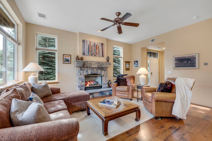 Cozy Riverfront Retreat W/ Private Ht And Ski - Silverthorne, CO