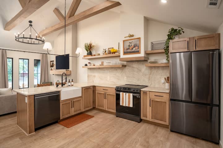 Downtown Retreat | Sauna & Hot Tub + Guest House - North Bend, WA