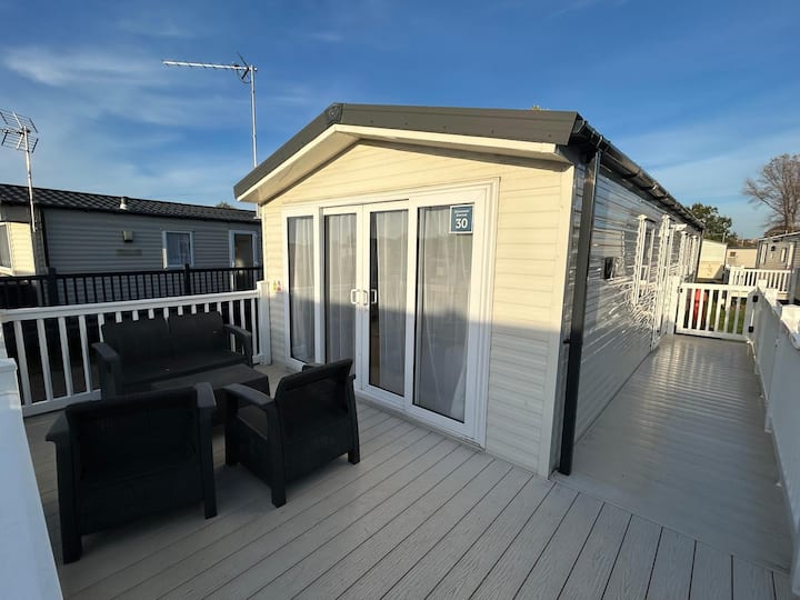 Caravan With Decking At Naze Marine Ref 17030ga - Walton-on-the-Naze